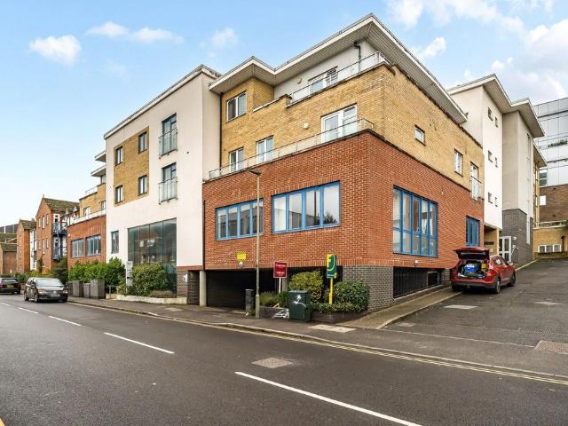 Walnut Tree Close, Guildford, GU1 2 bed flat to rent £2,300 pcm £531 pw