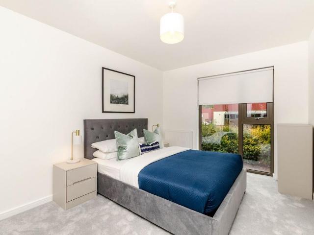 Walnut Tree Close, Guildford, GU1 2 bed flat to rent £2,500 pcm £577 pw