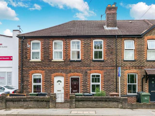 Walnut Tree Close, Guildford, GU1 2 bed house to rent £1,395 pcm £322 pw