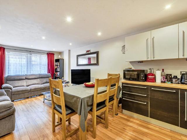 Walnut Tree Close, Guildford, Surrey. 2 bed flat to rent £2,150 pcm £496 pw