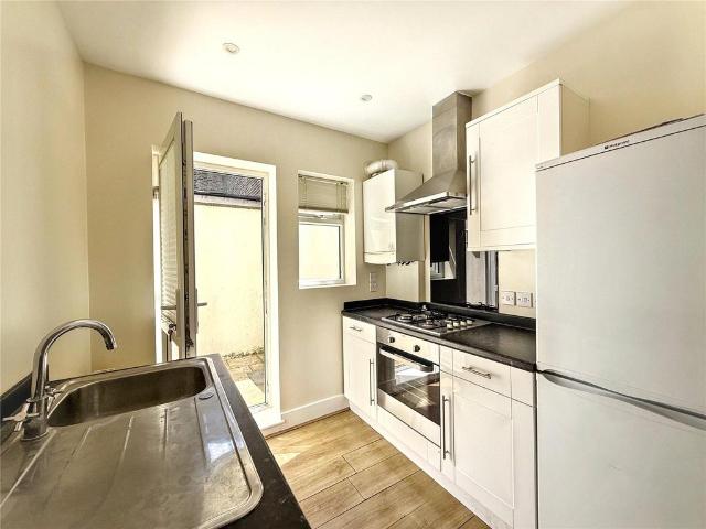 Walpole Mews, Colliers Wood, SW19 1 bed apartment to rent £1,650 pcm £381 pw