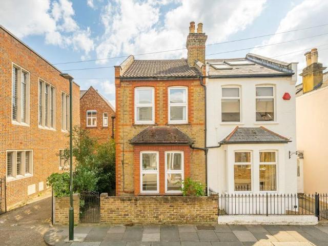 Walpole Crescent, Teddington TW11 3 bed house to rent £2,750 pcm £635 pw