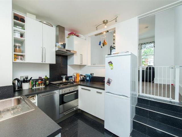 Walpole Gardens, Chiswick, London, W4 1 bed flat to rent £1,900 pcm £438 pw