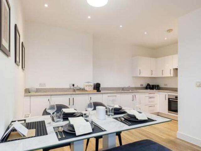Walpole Lodge, Plaza Gardens, 3 Bedroom Flat