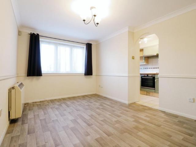 Walpole Road, Burnham JT 7 M4
