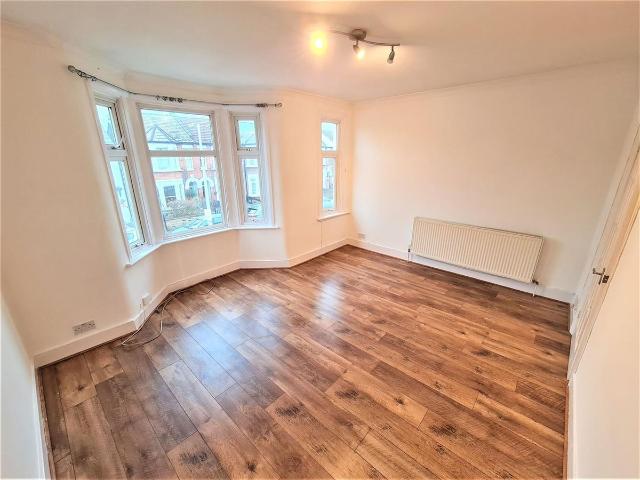 Walpole Road, London E18, 1 bed flat to rent, £1,450 pcm | PrimeLocation