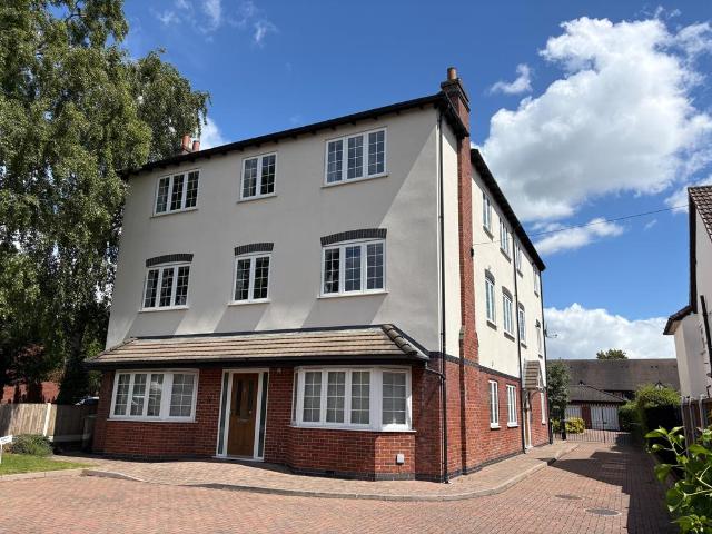 Walsall Road, Four Oaks, Sutton. 2 bed flat to rent £1,150 pcm £265 pw