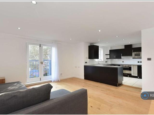 Wapping High Street, London, E1W 2 bed flat to rent £2,450 pcm £565 pw