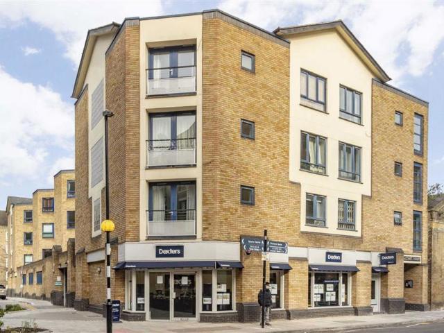 Wapping High Street, London E1W 2 bed flat to rent £2,600 pcm £600 pw