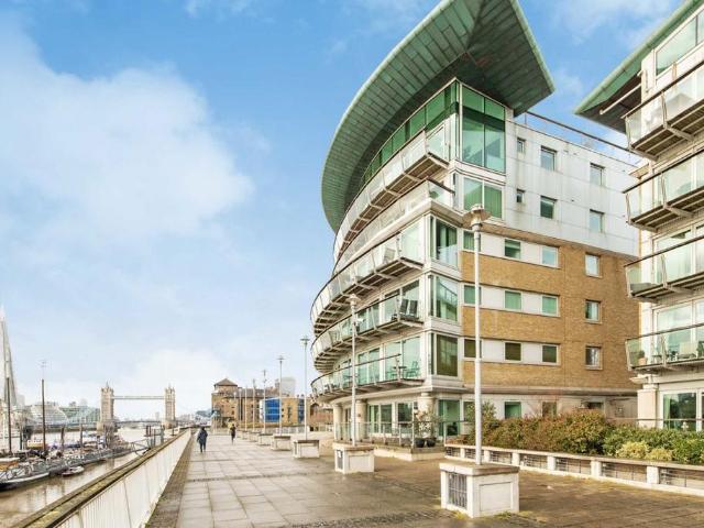 Wapping High Street, London E1W 2 bed flat to rent £2,750 pcm £635 pw