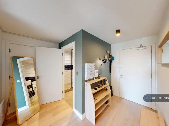 Wapping Lane, London, E1W 2 bed flat to rent £2,600 pcm £600 pw