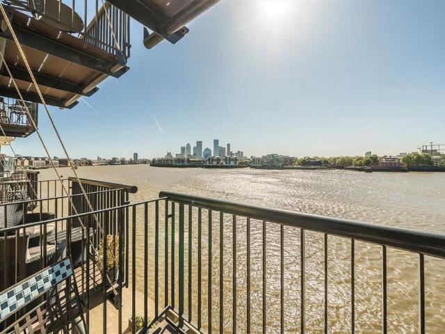 Wapping Wall, London E1W 1 bed flat to rent £2,400 pcm £554 pw