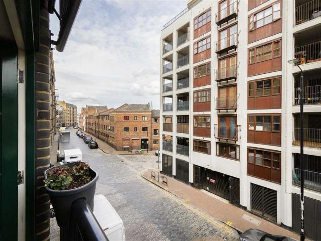 Wapping Wall, London E1W 1 bed flat to rent £2,500 pcm £577 pw