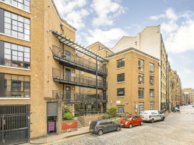 Wapping Wall, London E1W 2 bed flat to rent £2,800 pcm £646 pw