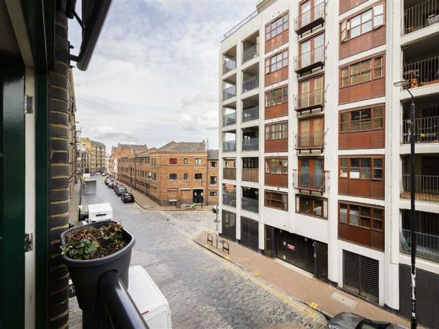 Wapping Wall, Wapping E1W, 1 bed flat to rent, £2,500 pcm | PrimeLocation