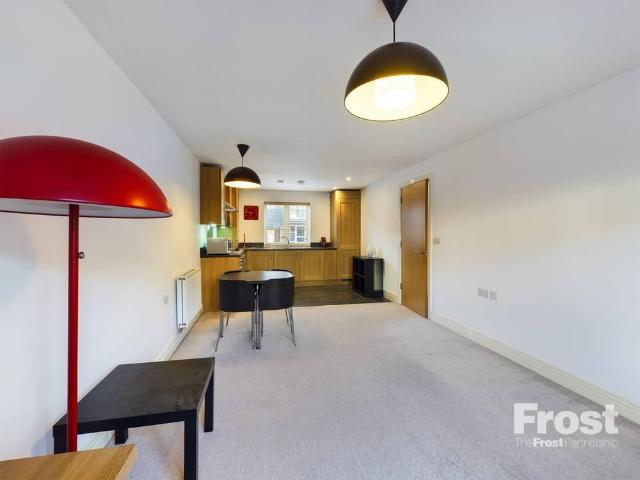Wapshott Road, Staines upon Thames. 1 bed apartment to rent £1,295 pcm £299 pw
