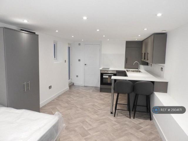 Warwick Avenue, Edgware, HA8 Studio to rent £1,000 pcm £231 pw