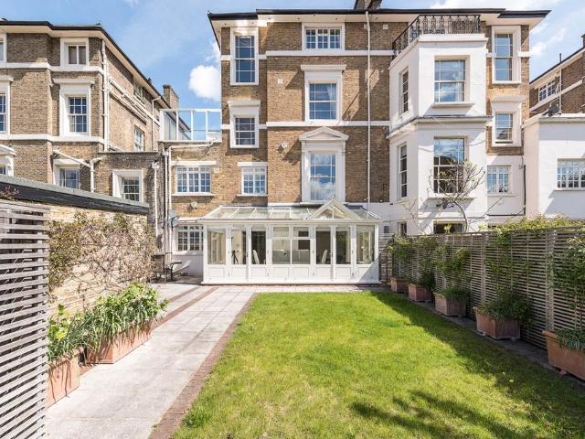 Warwick Avenue Little Venice W9 2 bed flat to rent £10,499 pcm £2,423 pw