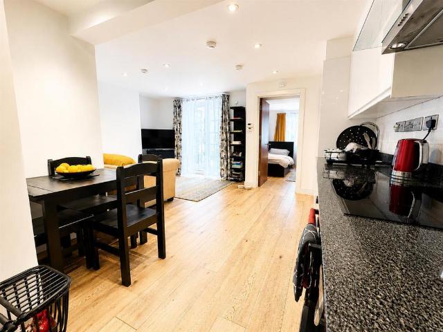 Warwick Avenue, Maida Vale W9 2 bed apartment to rent £2,799 pcm £646 pw