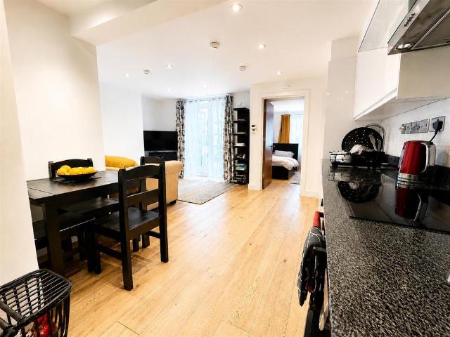 Warwick Avenue, Maida Vale W9 2 bed apartment to rent £2,799 pcm £646 pw