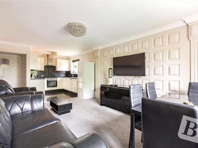 Warwick Close, Hornchurch, Essex, RM11 2 bed apartment to rent £1,750 pcm £404 pw