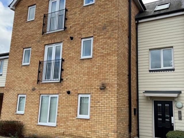 Warwick Crescent Dunton Fields SS15 6LS 2 bed flat to rent £1,375 pcm £317 pw