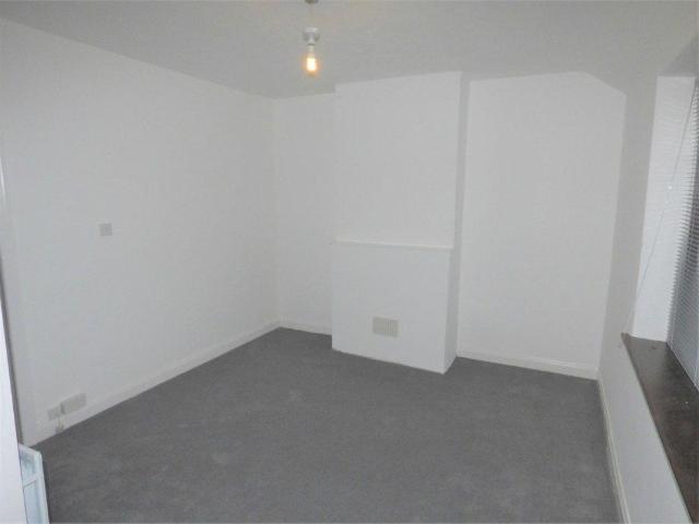 Warwick Crescent, Hayes, UB4 8RF 2 bed terraced house to rent £1,875 pcm £433 pw