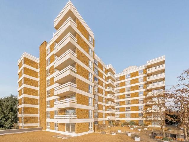 Warwick Drive, London SW15 2 bed flat to rent £2,600 pcm £600 pw