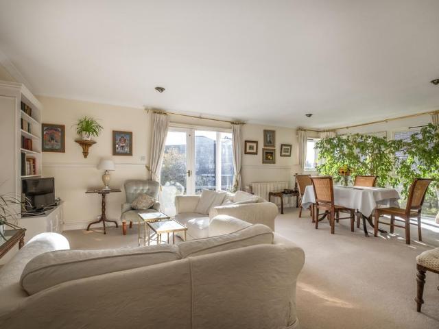 Warwick Drive London SW15 3 bed flat to rent £3,000 pcm £692 pw