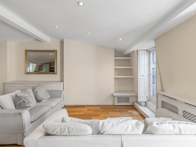 Warwick Gardens, Earls Court, London. 3 bed terraced house to rent £4,500 pcm £1,038 pw