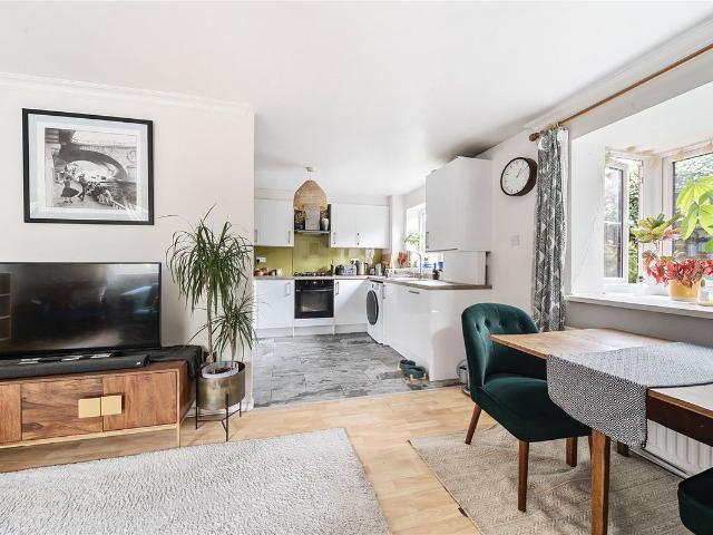 Warwick Gardens, Harringay, London N4, 2 bed flat to rent, £1,950 pcm | PrimeLocation