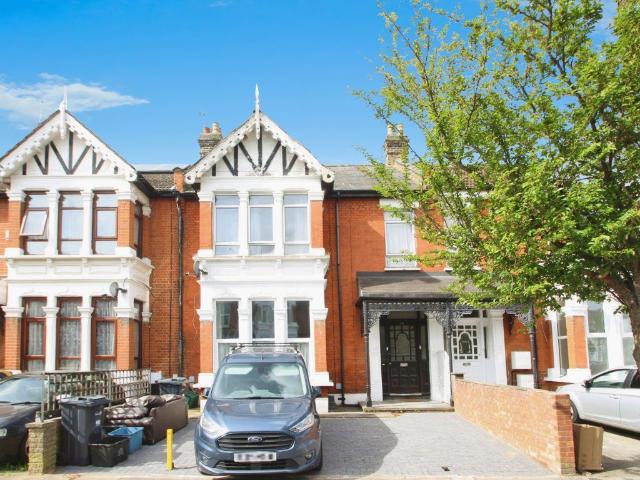 Warwick Gardens, Ilford IG1, 1 bed flat to rent, £1,550 pcm | PrimeLocation