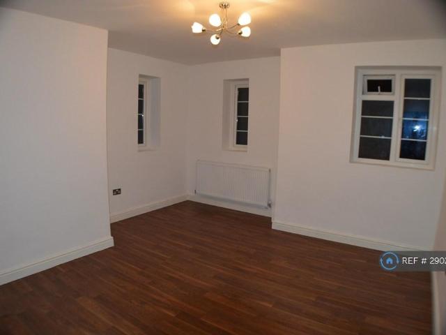 Warwick Gardens, London, CR7 3 bed flat to rent £2,099 pcm £484 pw