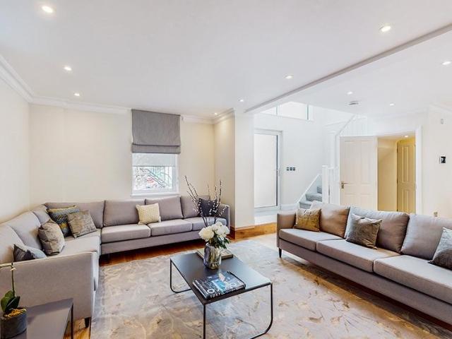 Warwick Gardens, London, W14 2 bed detached house to rent £5,400 pcm £1,246 pw
