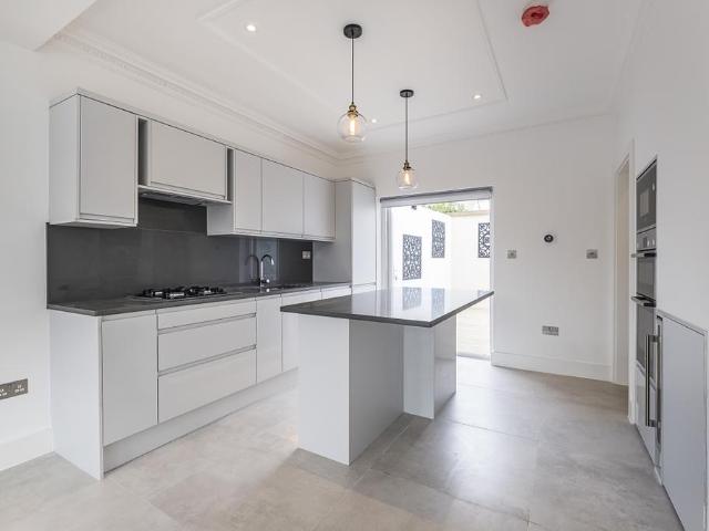 Warwick Grove Surbiton KT5 3 bed terraced house to rent £3,200 pcm £738 pw