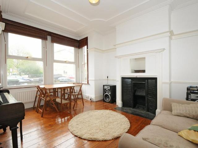 Warwick Road, Bounds Green London, N11 4 bed house to rent £2,900 pcm £669 pw