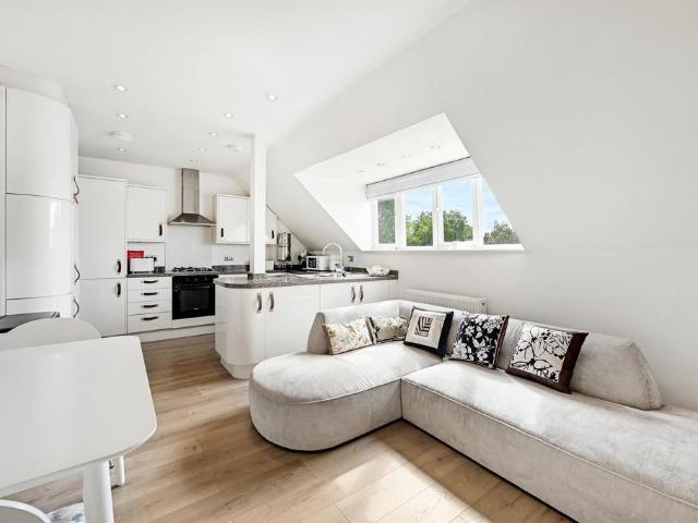 Warwick Road, Ealing, W5 2 bed flat to rent £2,750 pcm £635 pw