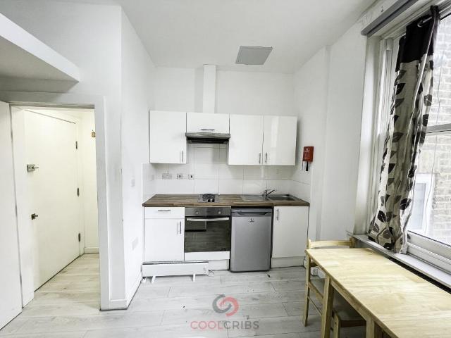 Warwick Road, Earls Court, London. Studio to rent £1,387 pcm £320 pw