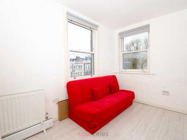 Warwick Road, Earls Court, London. Studio to rent £1,547 pcm £357 pw