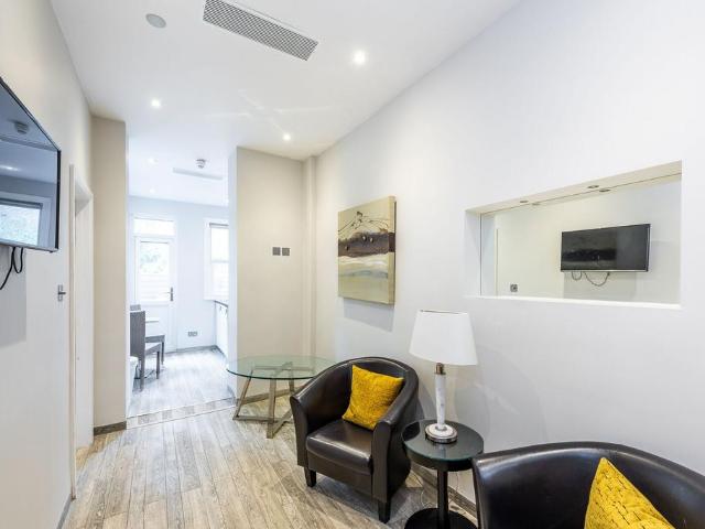 Warwick Road, Earls Court, London, SW5 1 bed flat to rent £2,384 pcm £550 pw