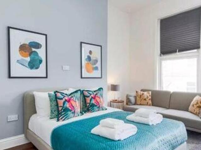 Warwick Road /, Earls Court, Studio Flat For