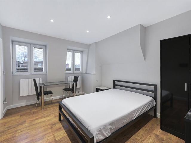 Warwick Road, Earls Court SW5, Studio to rent, £1,775 pcm | PrimeLocation