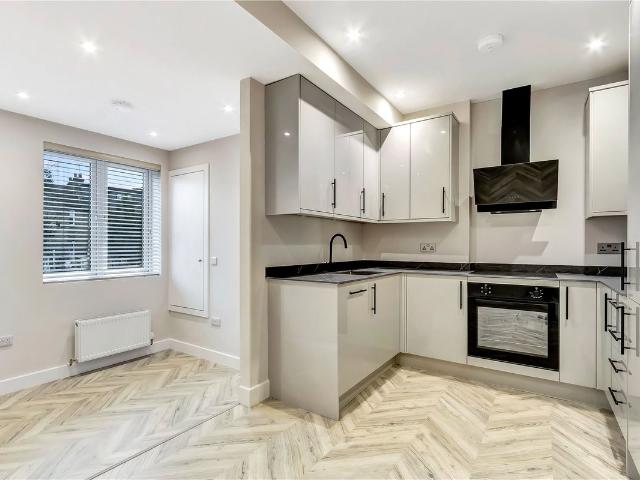 Warwick Road, London N11, 3 bed flat to rent, £2,500 pcm | PrimeLocation