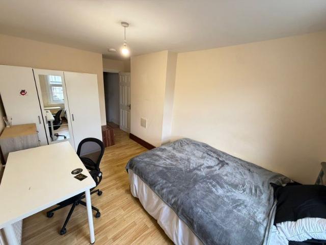 Warwick Road, London E15, Room to rent, £750 pcm | PrimeLocation