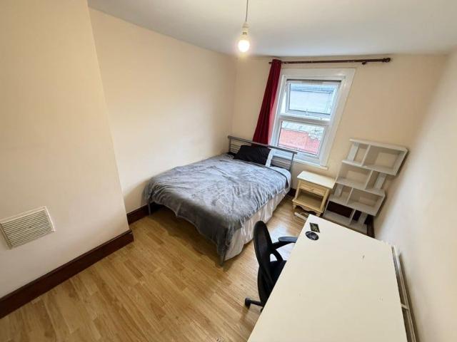 Warwick Road, London E15, Room to rent, £750 pcm | PrimeLocation