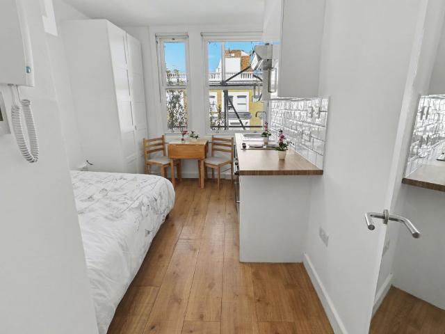 Warwick Road, London SW5, Studio to rent, £1,520 pcm | PrimeLocation