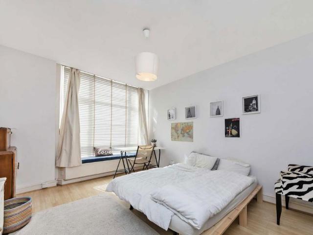 Warwick Road, London W14 Studio to rent £1,650 pcm £381 pw