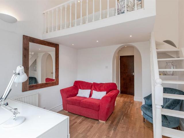 Warwick Road, SW5 2 bed flat to rent £2,097 pcm £484 pw