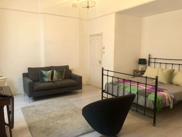 Warwick Square, London SW1V, 1 bed flat to rent, £1,850 pcm | PrimeLocation