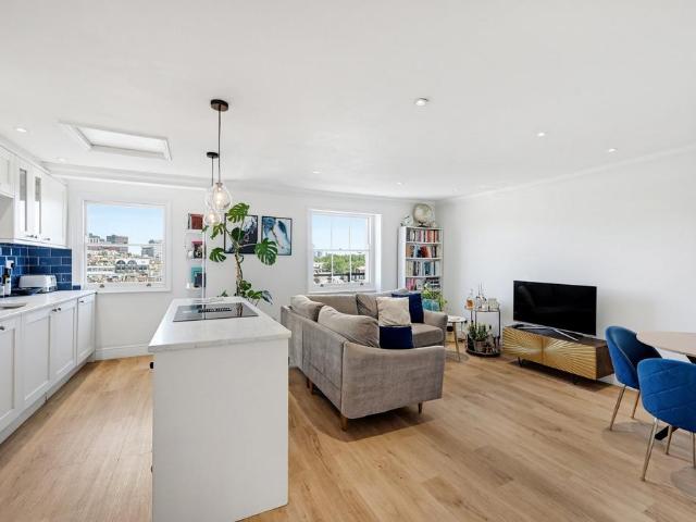 Warwick Square, London, SW1V 2 bed flat to rent £5,000 pcm £1,154 pw